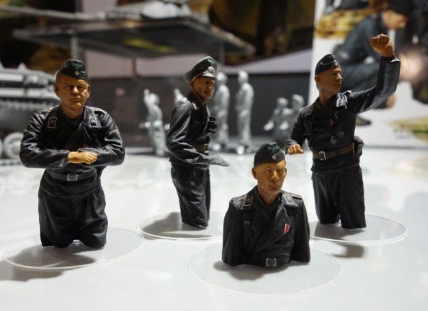 Tamiya 35354 - 1/35 Wehrmacht Tank Crew Model Kit